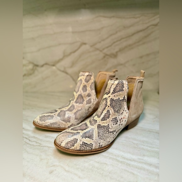 Diba | Shoes | Short Side Womens Leather Snake Print Ankle Boots Size 3 ...